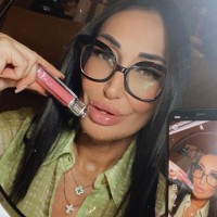 Laura - Calling Fans - Platform that monetizes your social activity